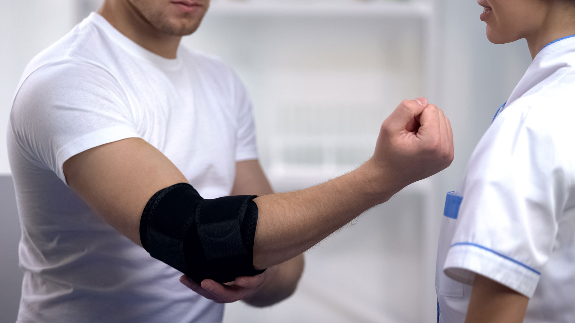 Mettre une coudière pour continuer à faire du sport